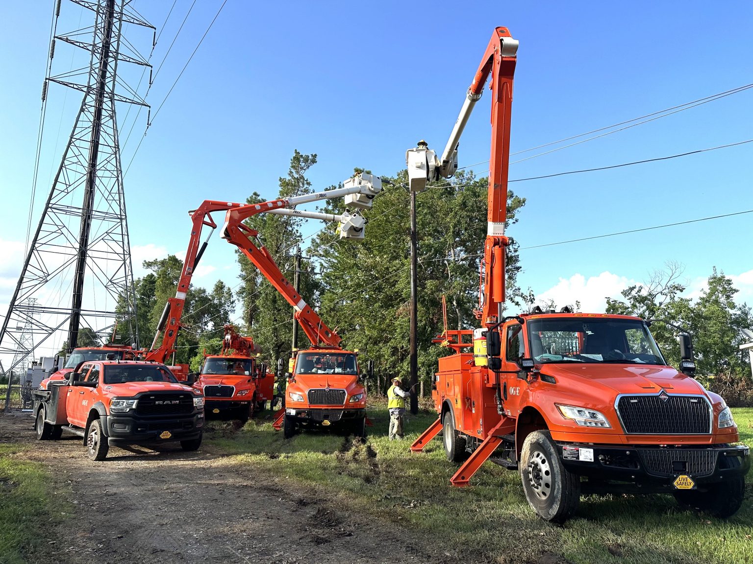 OGE workers return home after helping restore electricity to angry ...