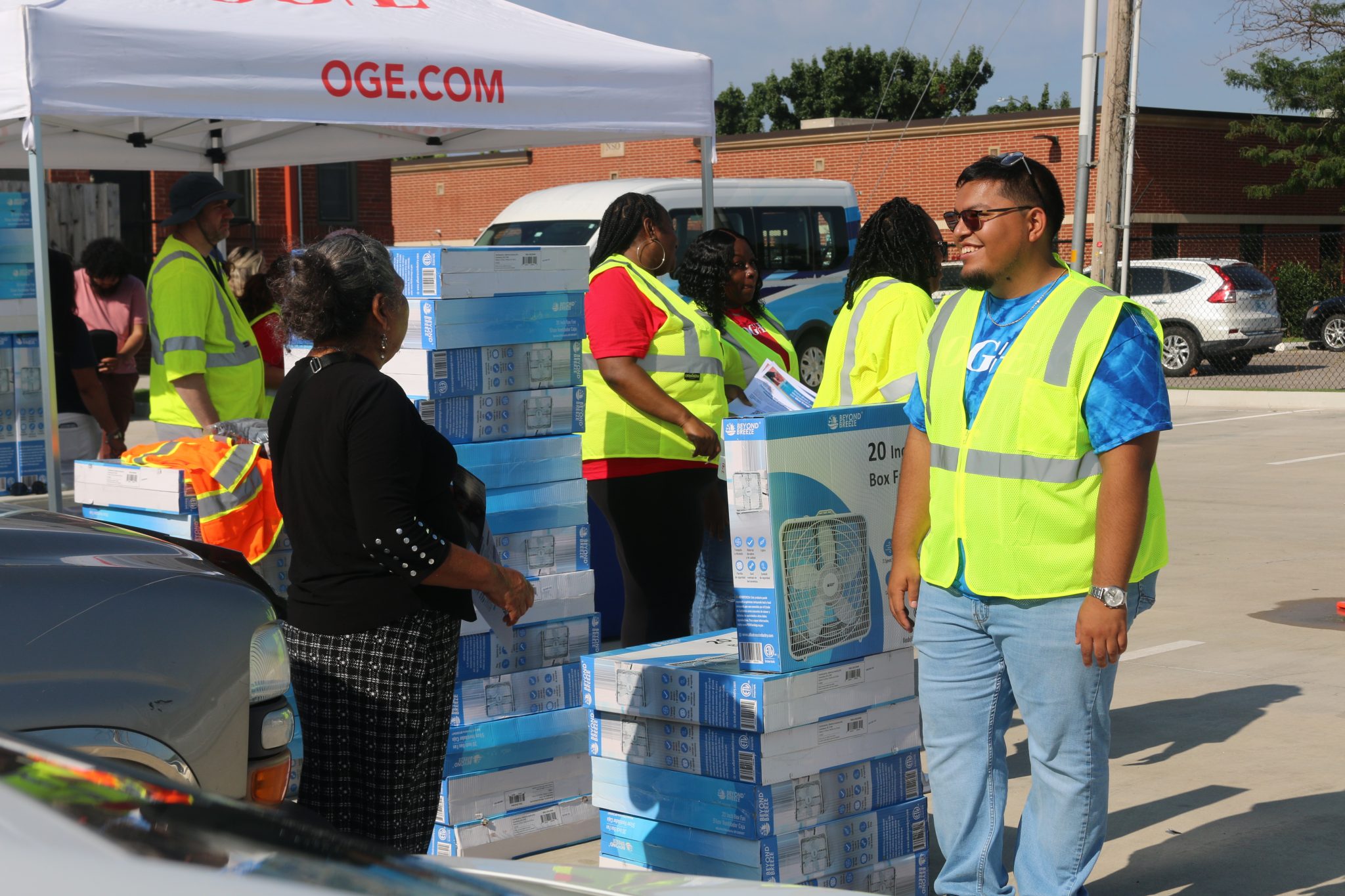 OGE hands out hundreds of fans to elderly and poor to beat the heat - Oklahoma Energy Today